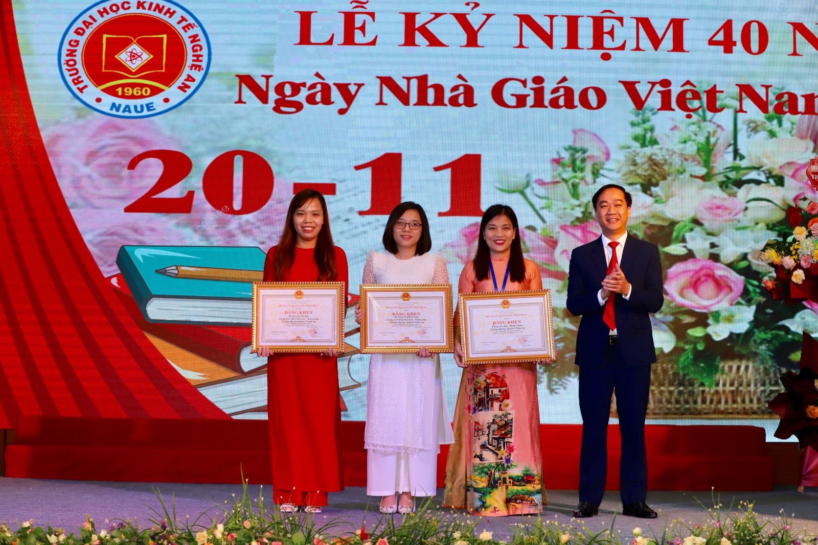 TS. Đặng Thị Thảo - Chủ tịch công đoàn, Trưởng phòng Tổ chức - Hành chính (đứng vị trí thứ 2 từ ...